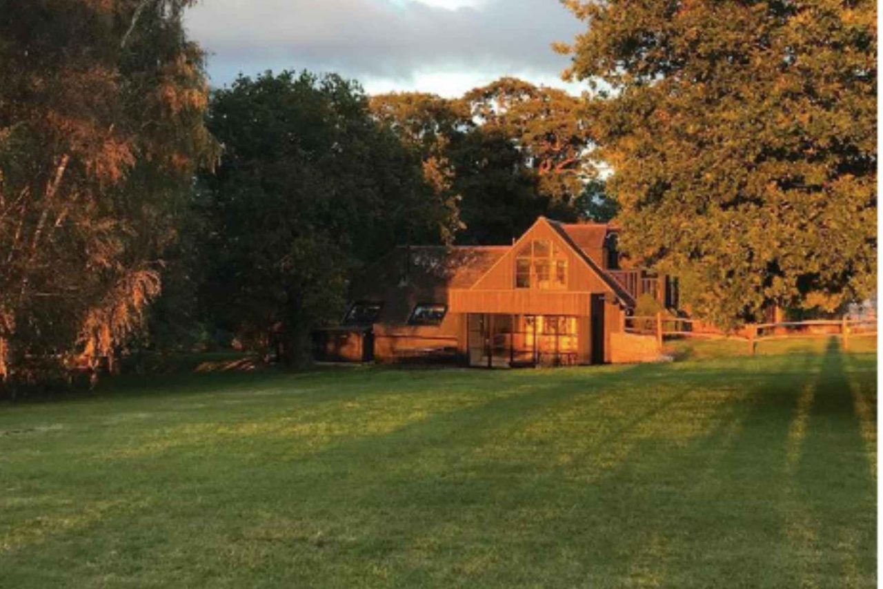 Springles Cottage - Cabins and Castles