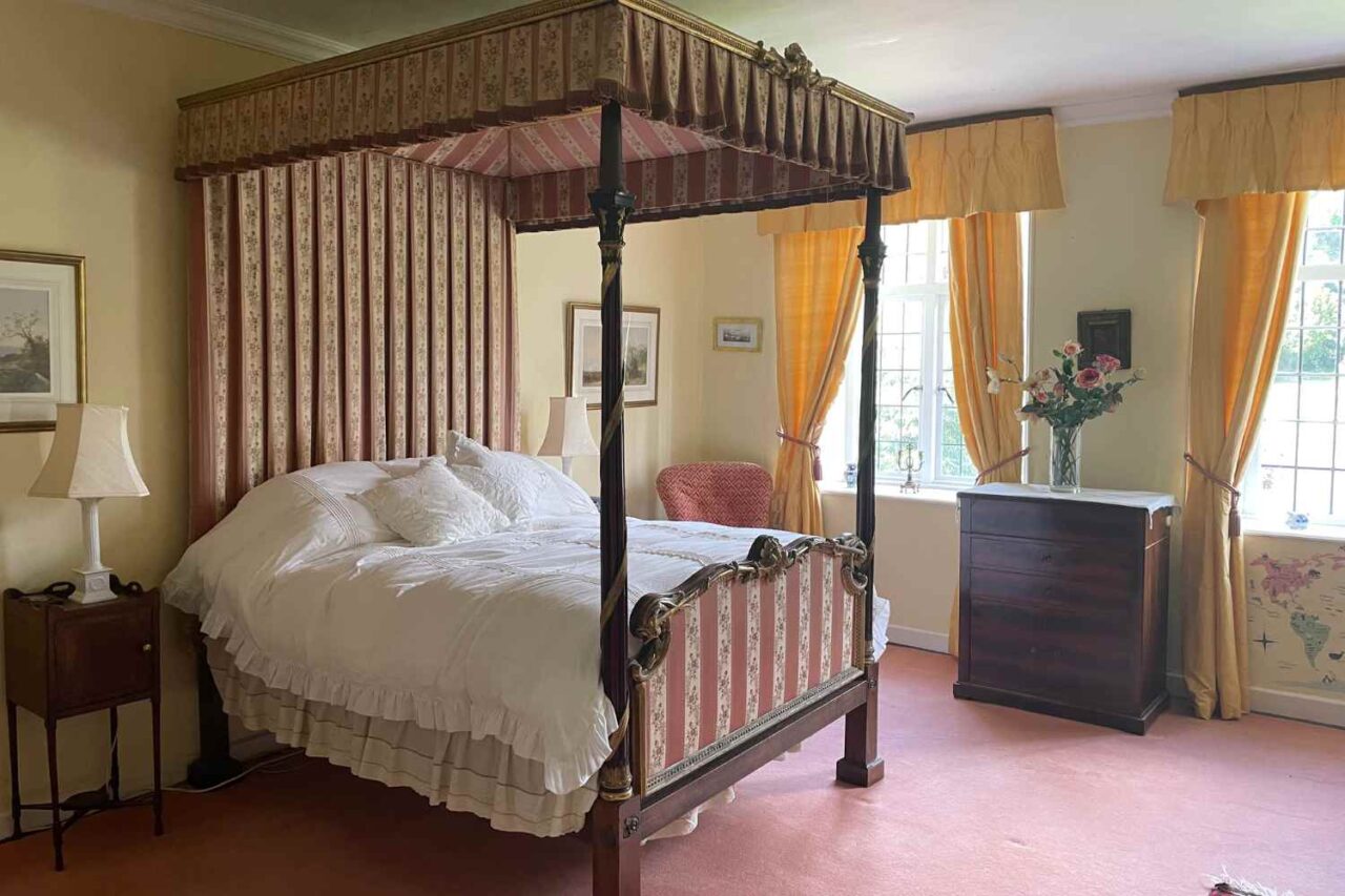 The Manor Retreat - Cabins and Castles