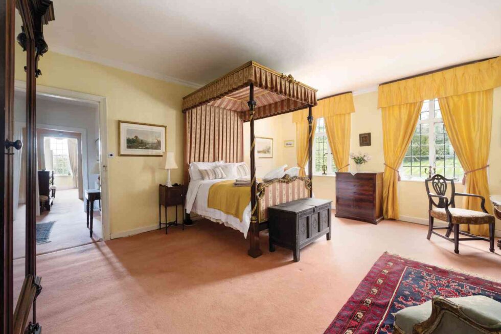 The Manor Retreat - Cabins and Castles