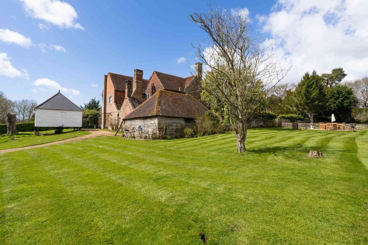 The Manor Retreat - Cabins and Castles